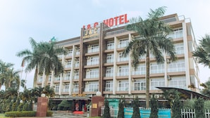 Um hotel com vários andares e uma placa de destaque com a inscrição "J&C HOTEL".