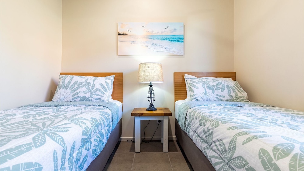 Martys, 7/2 Intrepid Cl - Pool , Air Con , Wi-fi And Linen - Shoal Bay
