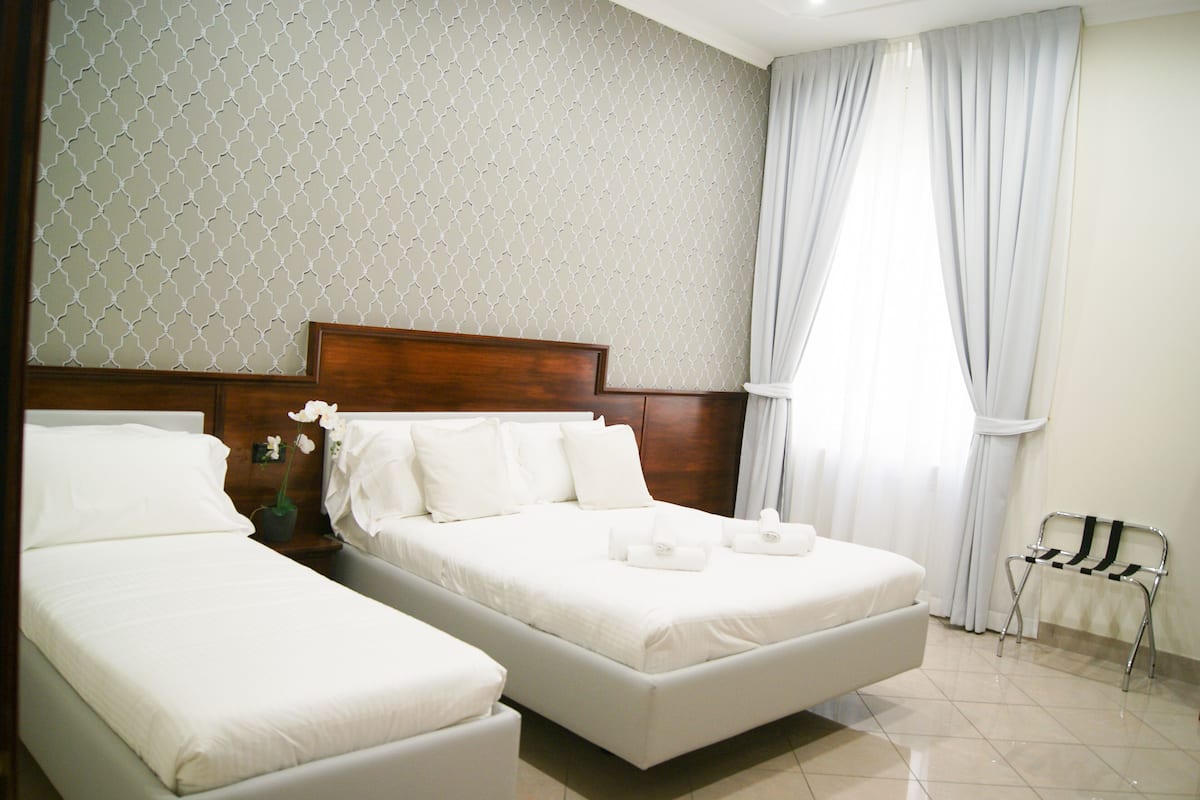 Quarto Triplo | 1 quarto, roupa de alta qualidade, edredões de penas