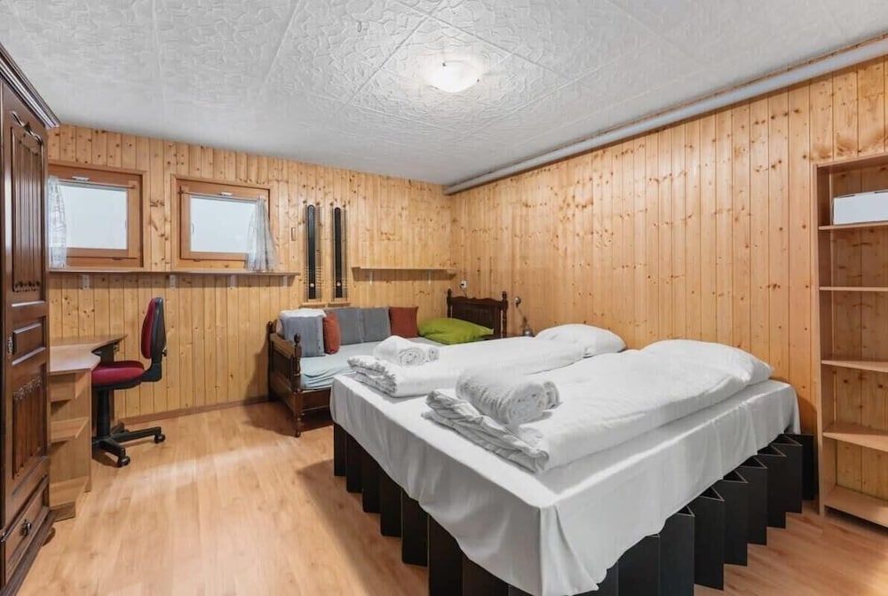 4 Bdr Chalet W/outdoor Hot Tub & Game Room - Canton of Valais