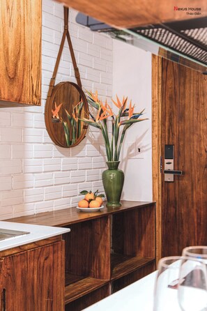 Estúdio, varanda | Minibar, cofre no quarto, secretária 