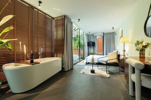 Quarto Duplo Deluxe, banheira, vista para o jardim | Minibar, cofre no quarto, secretária 
