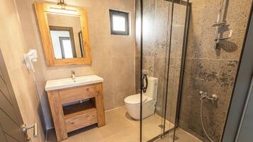 Um polibã, artigos de higiene pessoal grátis, um secador de cabelo