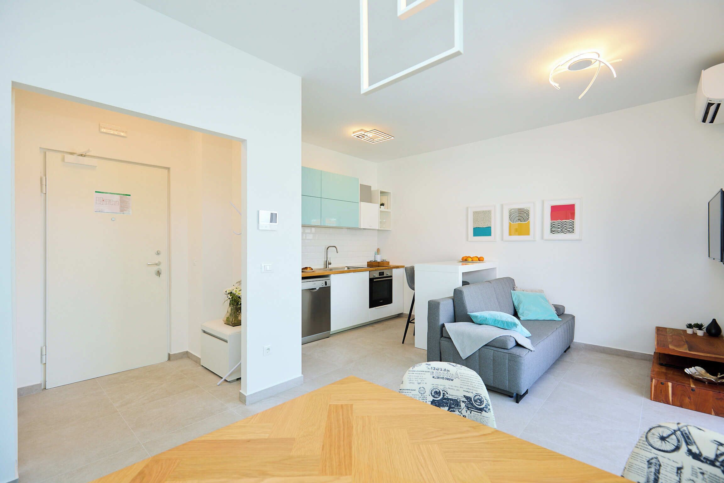 Um apartamento moderno com cozinha, sala de jantar e sala de estar.