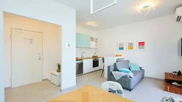 Um apartamento moderno com cozinha, sala de jantar e sala de estar.