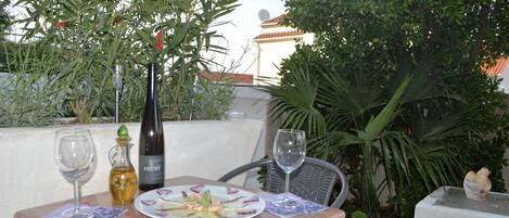 Apartamento, 1 quarto, para fumantes, terraço | Opções para refeição ao ar livre