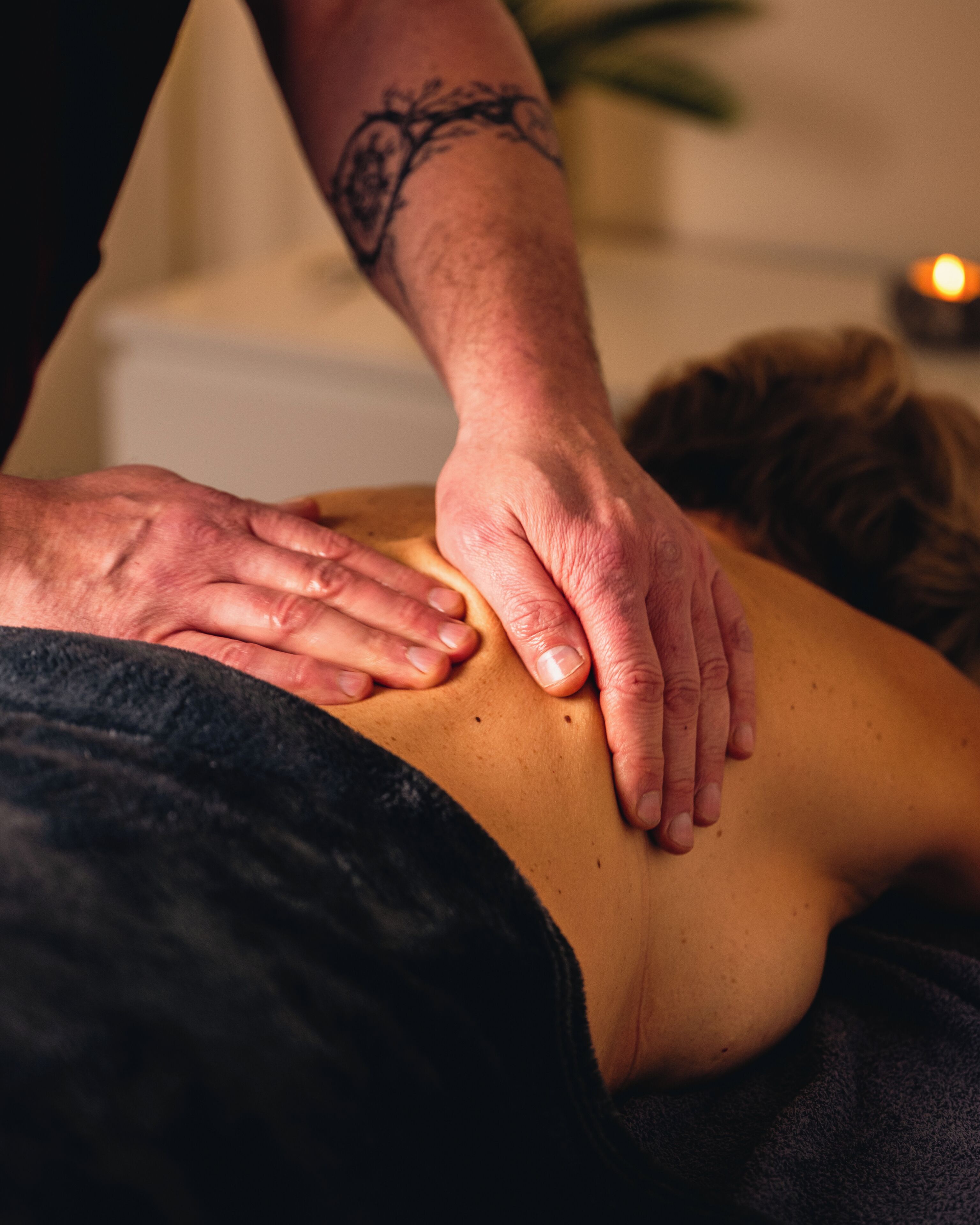 Uma pessoa recebendo uma massagem nas costas.