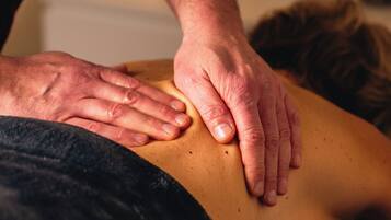 Uma pessoa recebendo uma massagem nas costas.