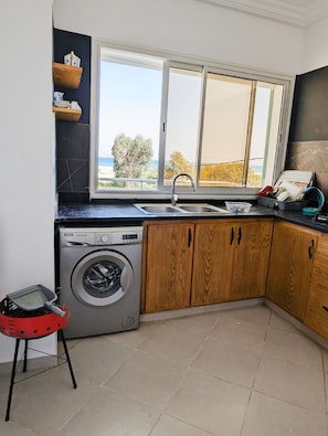 Apartamento, 2 quartos, sacada, vista para o jardim | Lavanderia
