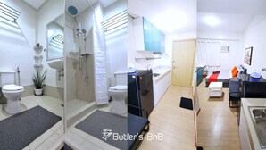 Casa de banho moderna com chuveiro, sanita e lavatório. O quarto possui uma varanda pequena com vista.