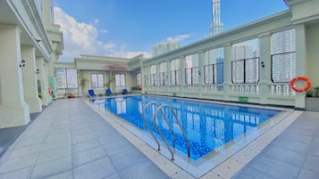 Piscina exterior, da(s) 6:00 à(s) 22:00, guarda-sóis, espreguiçadeiras