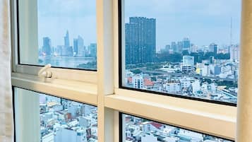 Quarto casal executivo, acesso à piscina, vista para a cidade | Área de estar | TV LED 39 polegadas com canais a cabo, Netflix, serviços de streaming