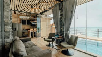 Vila panorâmica, 2 quartos, ao lado da praia | Área de estar | TV