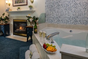 Suíte (Magnolia) | Banheiro | Produtos de toalete grátis, secador de cabelo, roupões de banho