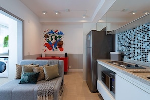 Apartamento | Cozinha privada | Um frigorífico, utensílios de cozinha 