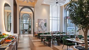 Pequeno-almoço continental diário (75 AED por pessoa)