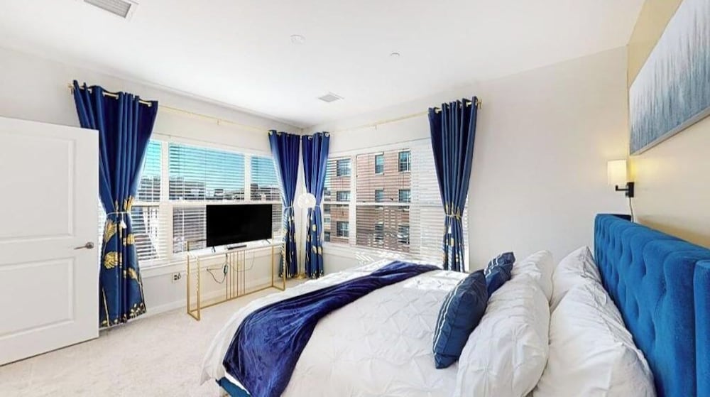 Blue 2 Bed 2 Bath Executive Suite Near Train # 305 - Malden, MA