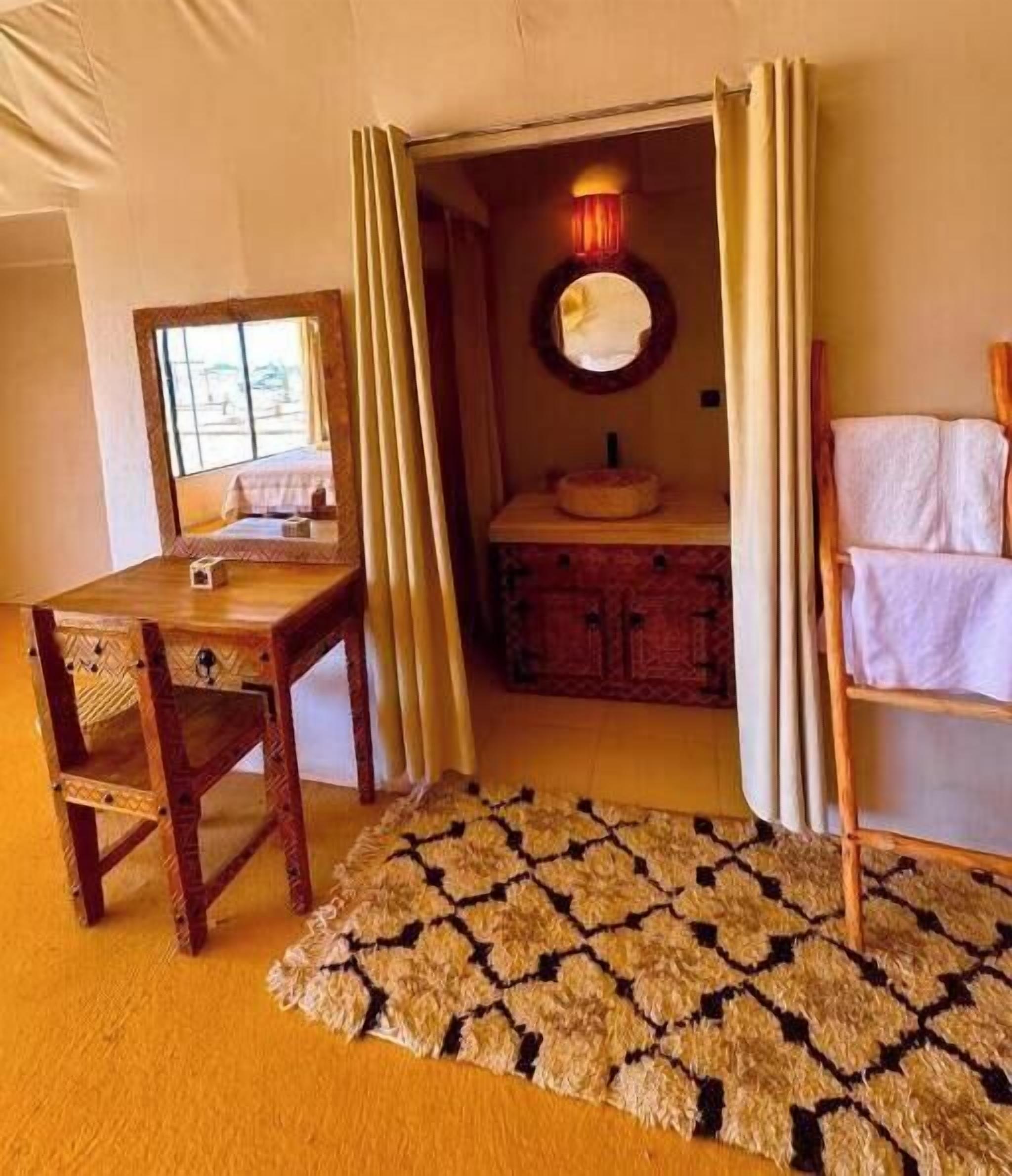 Toalhas fornecidas, sabão, champô, papel higiénico 