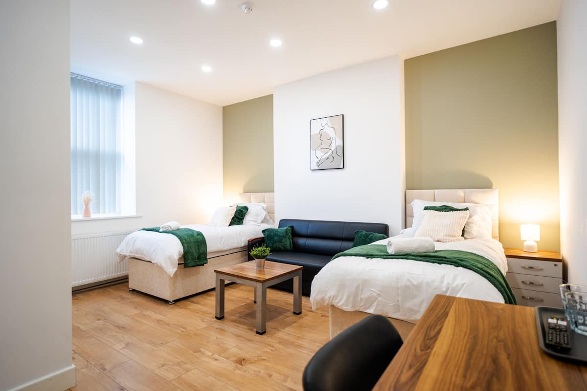 Suite Superior, casa de banho anexa (Ground Floor) | Camas de colchão viscoelástico, secretária