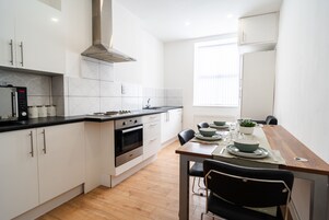 Geladeira grande, micro-ondas, fogão, cooktop