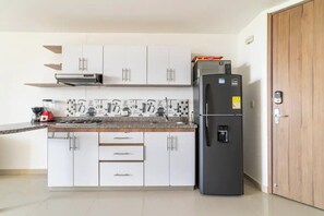Apartamento, 2 quartos | Cozinha privada | Geladeira grande, micro-ondas, liquidificador, chapa