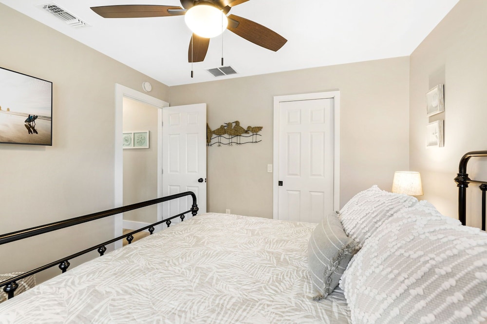 Billiards And Poolside Bliss Centrally Located In Se Cape Coral, Pet Friendly! - Sanibel, FL