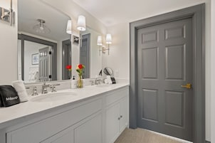 Suite Superior, 2 quartos | Casa de banho | Um chuveiro fixo, um secador de cabelo, roupões, toalhas fornecidas