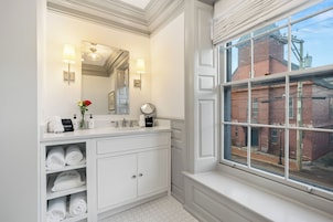 Quarto casal superior | Banheiro | Chuveiro com efeito de chuva, secador de cabelo, roupões de banho