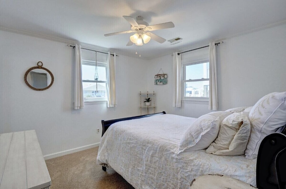 Steps To The Beach. Canal Front With New Dock. Clean, Cozy Getaway. - Topsail Beach, NC