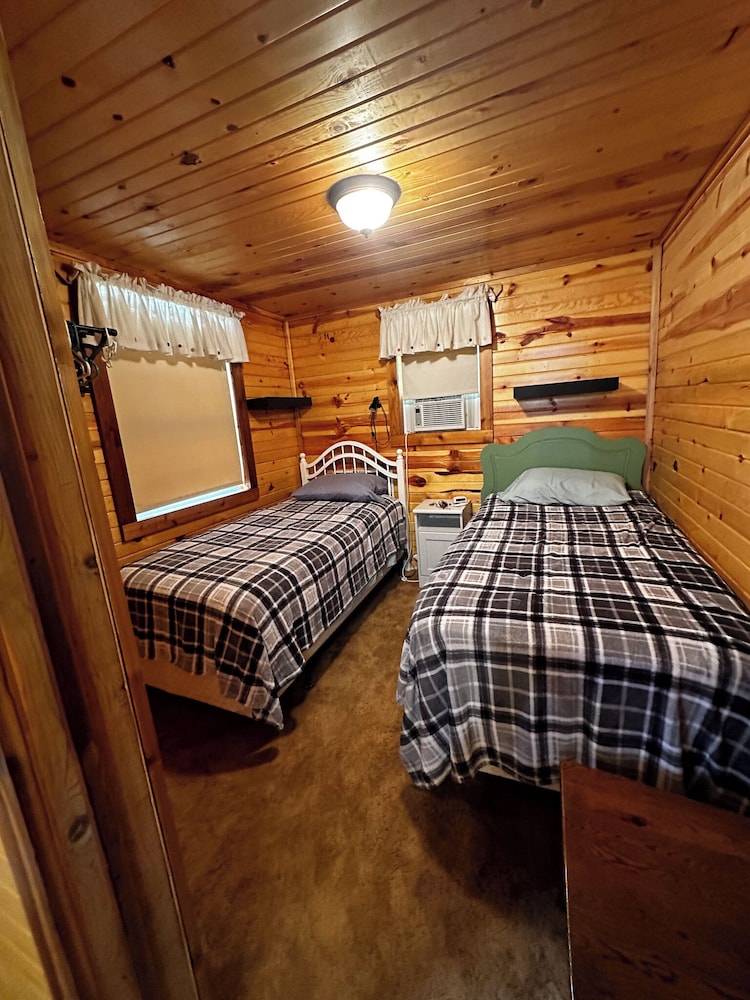 Cute Cabin On Big Pine Lake With A Large Yard - Minnesota