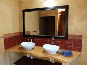 Um polibã, artigos de higiene pessoal grátis, roupões