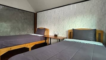 Bangalô standard, 2 camas de solteiro, vista para a colina | 1 quarto, escrivaninha, Wi-Fi de cortesia