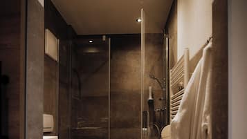 Quarto Triplo Superior, não fumadores | Casa de banho | Um polibã, um secador de cabelo, toalhas fornecidas, sabão