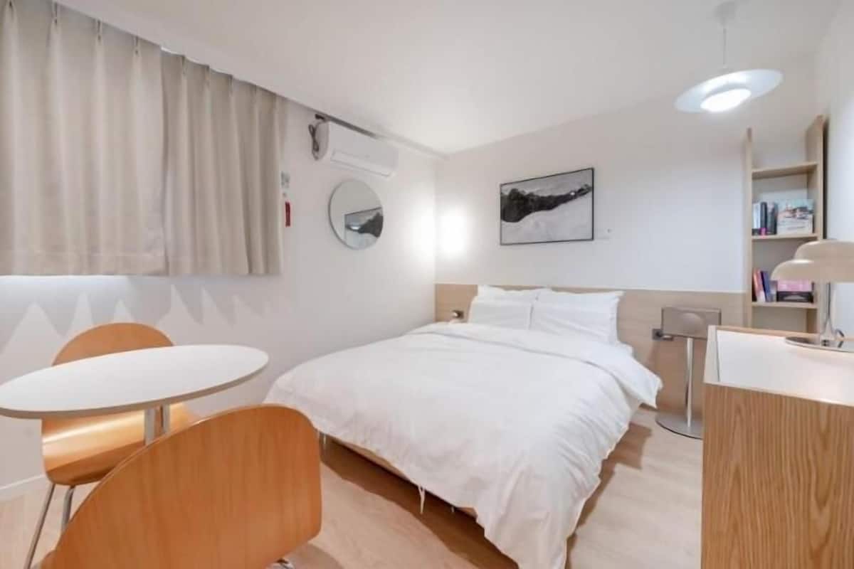 Roupas de cama premium, Wi-Fi de cortesia, roupa de cama
