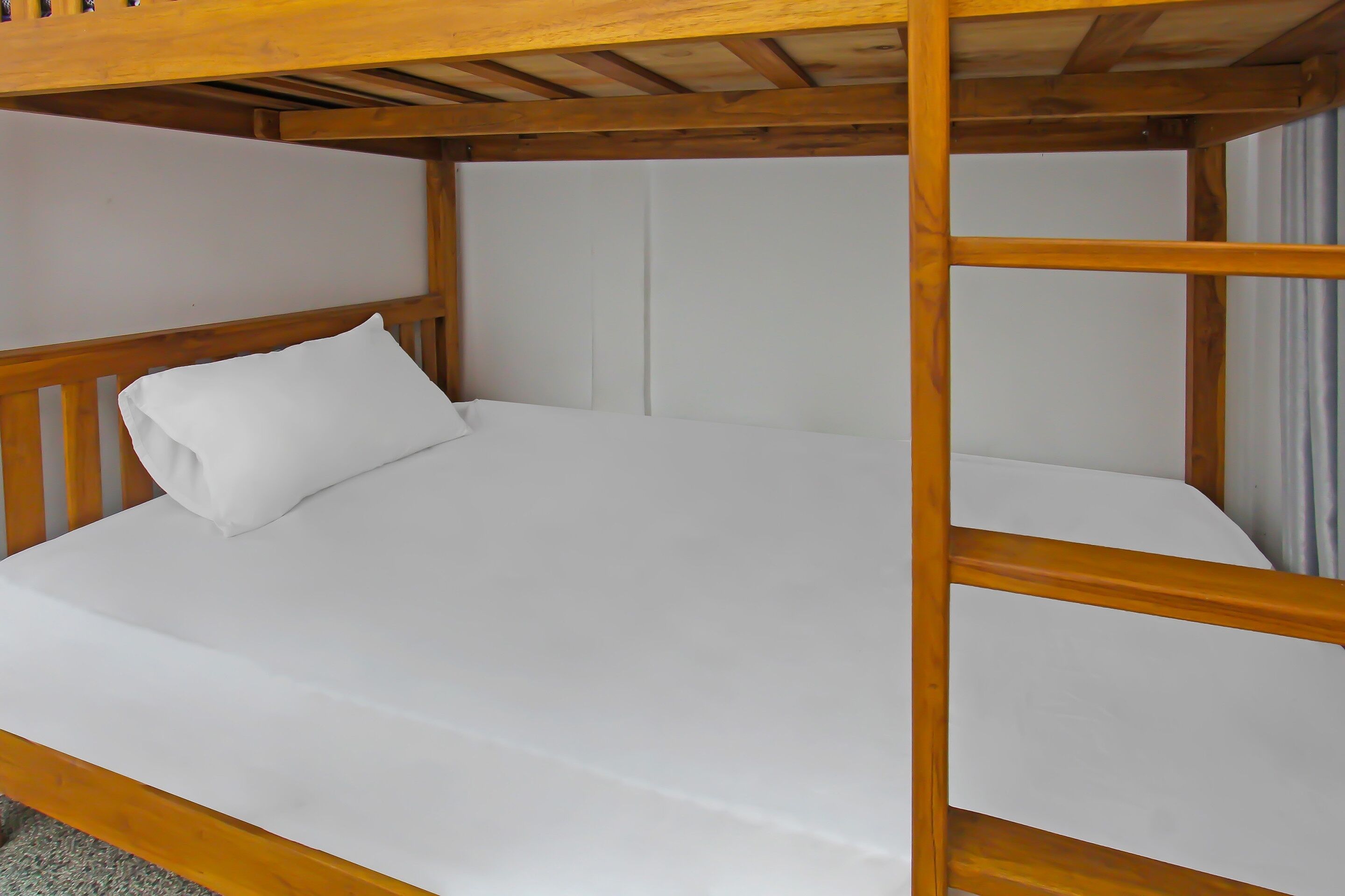 Quarto casal luxo | Escrivaninha, espaço de trabalho para notebook, roupa de cama