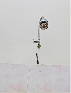 Quarto Duplo Deluxe | Casa de banho | Um polibã, toalhas fornecidas 