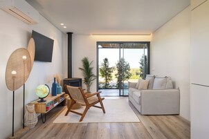 Apartamento Superior, lareira | Secretária, secretária adequada para computadores portáteis 