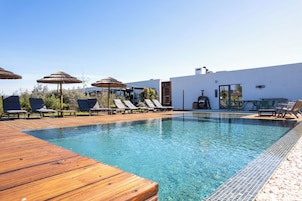 Piscina exterior, uma piscina aquecida, guarda-sóis, espreguiçadeiras 