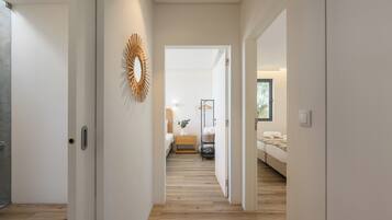 Apartamento superior, lareira | Escrivaninha, espaço de trabalho para notebook, cortinas blackout