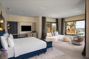 Swim Up Sunset Suite With Sea View | Frigobar, cofres nos quartos, escrivaninha, cortinas blackout