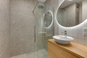 Apartamento Cidade | Casa de banho | Toalhas fornecidas, sabão, champô, papel higiénico 