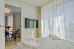 Apartamento família | Roupas de cama premium, cofres nos quartos, quartos à prova de som