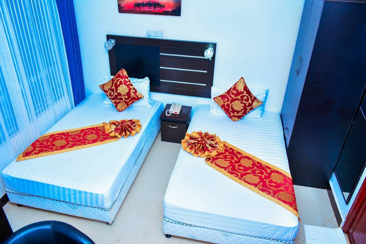 Quarto Twin Standard | Secretária, secretária adequada para computadores portáteis
