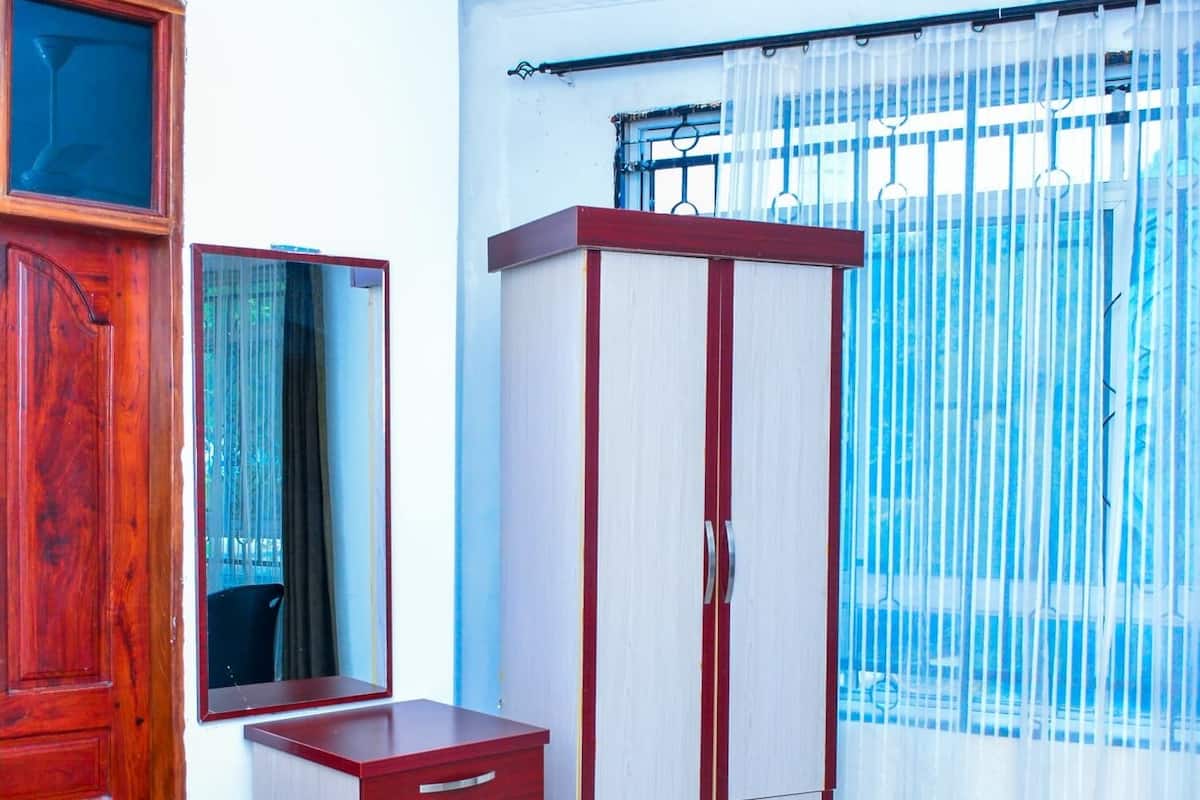Quarto Duplo Deluxe | Secretária, secretária adequada para computadores portáteis