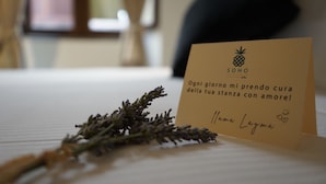 Um cartão com um logotipo e texto, colocado sobre uma superfície com uma planta ao lado.