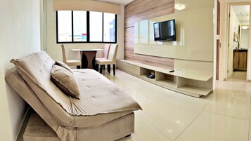 Apartamento | Sala de estar | TV LCD 42 polegadas com canais digitais, Netflix, serviços de streaming