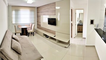 Apartamento | Área de estar | TV LCD 42 polegadas com canais digitais, Netflix, serviços de streaming