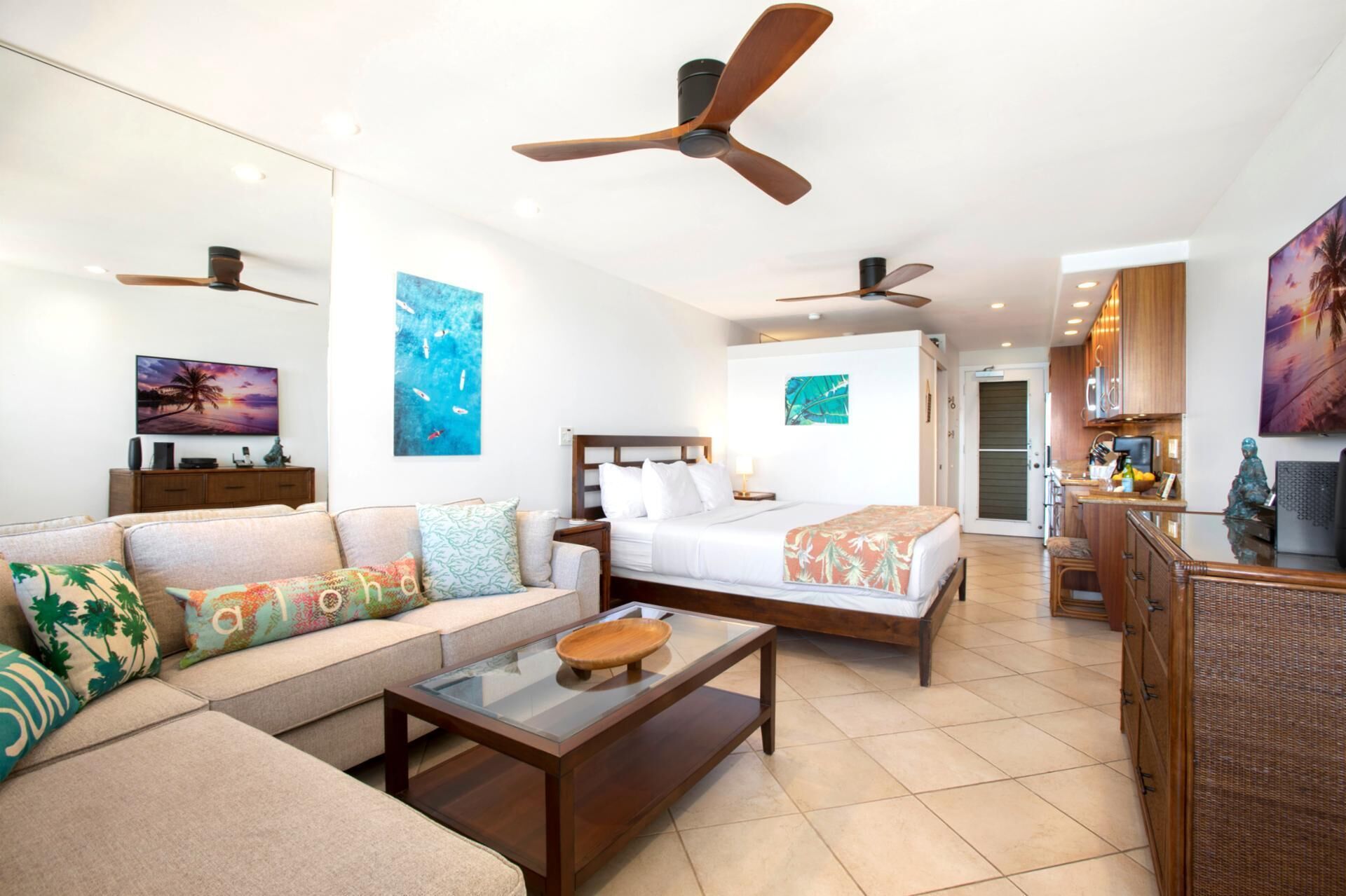 Condo (0 Bedroom) | Sala de estar | TV de tela plana