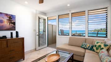 Villa (Studio, Oceanfront, Sleeps 2(NAB-107)) | Sala de estar | TV de ecrã plano