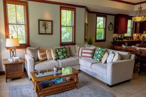 Apartamento em Condomínio Fechado | Sala de estar | Smart TV de 65 polegadas com canais via satélite, Netflix 